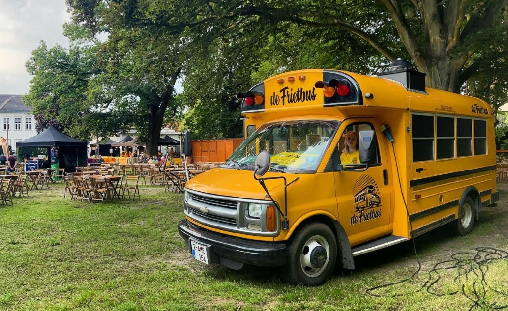 Amerikaanse schoolbus wordt Frietbus - Frituurwereld