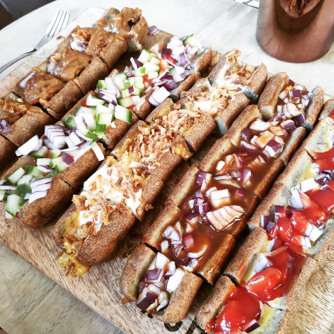 Frituurwereld viert Nationale Frikandellendag uitbundig - Frituurwereld