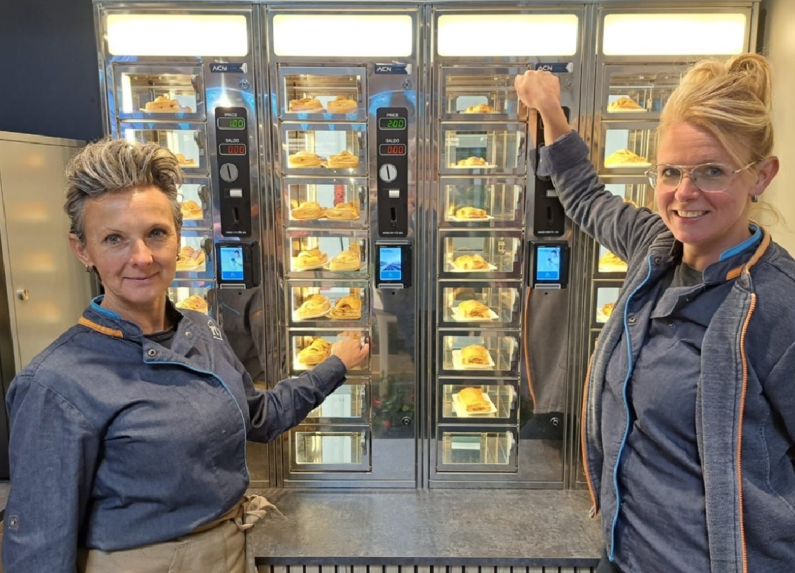 Automatiek met snackbroodjes bij Albert Heijn - Frituurwereld