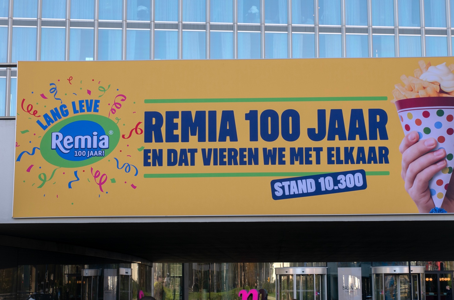 Gerard Joling en Kim Feenstra in Remia-100 video - Frituurwereld
